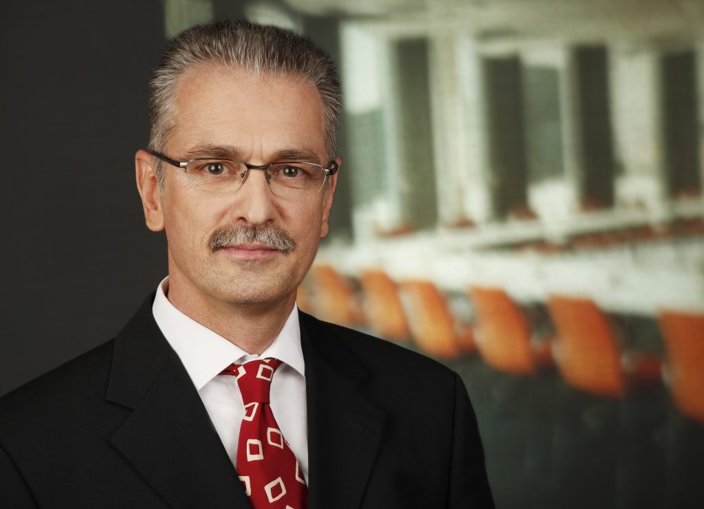 Dr. Hans-Peter Breuer - Sattler SUN-TEX GmbH - Presseflash